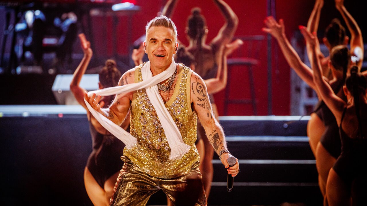 Robbie Williams verovert 60.000 harten op Pinkpop | NPO 3FM