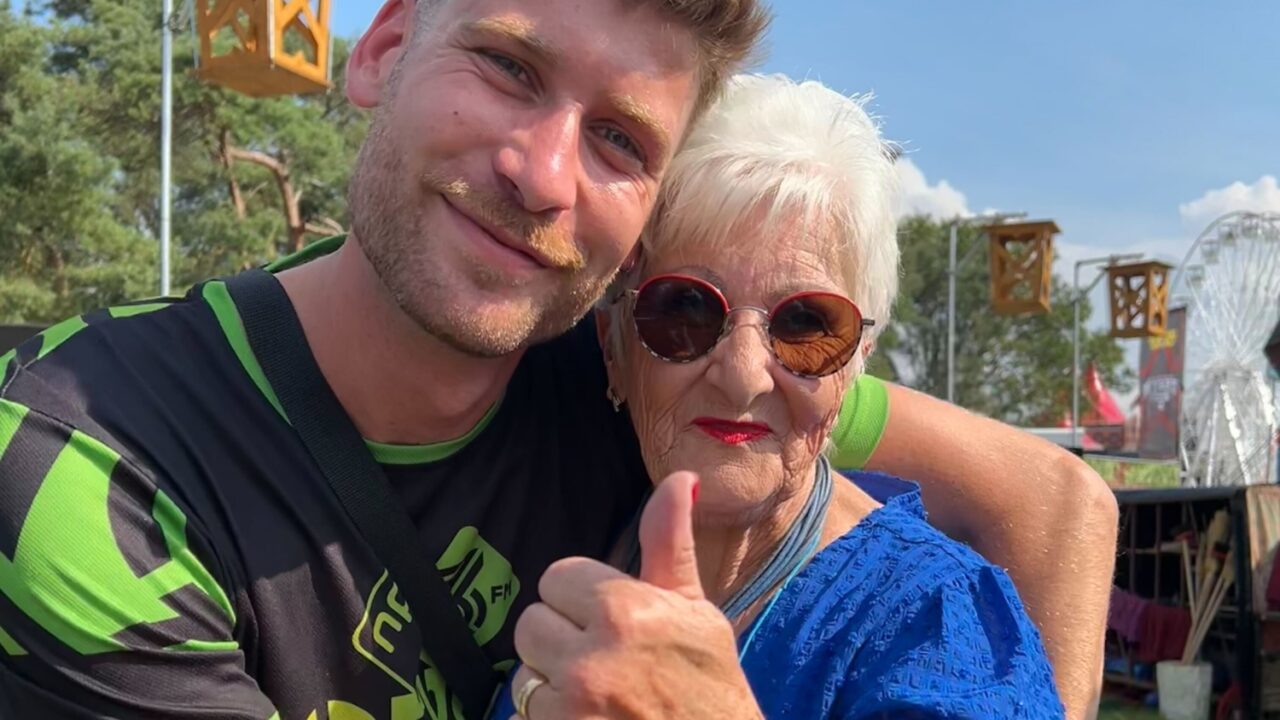 Orgel Joke verovert Zwarte Cross met haar keyboard en stralende lach ...