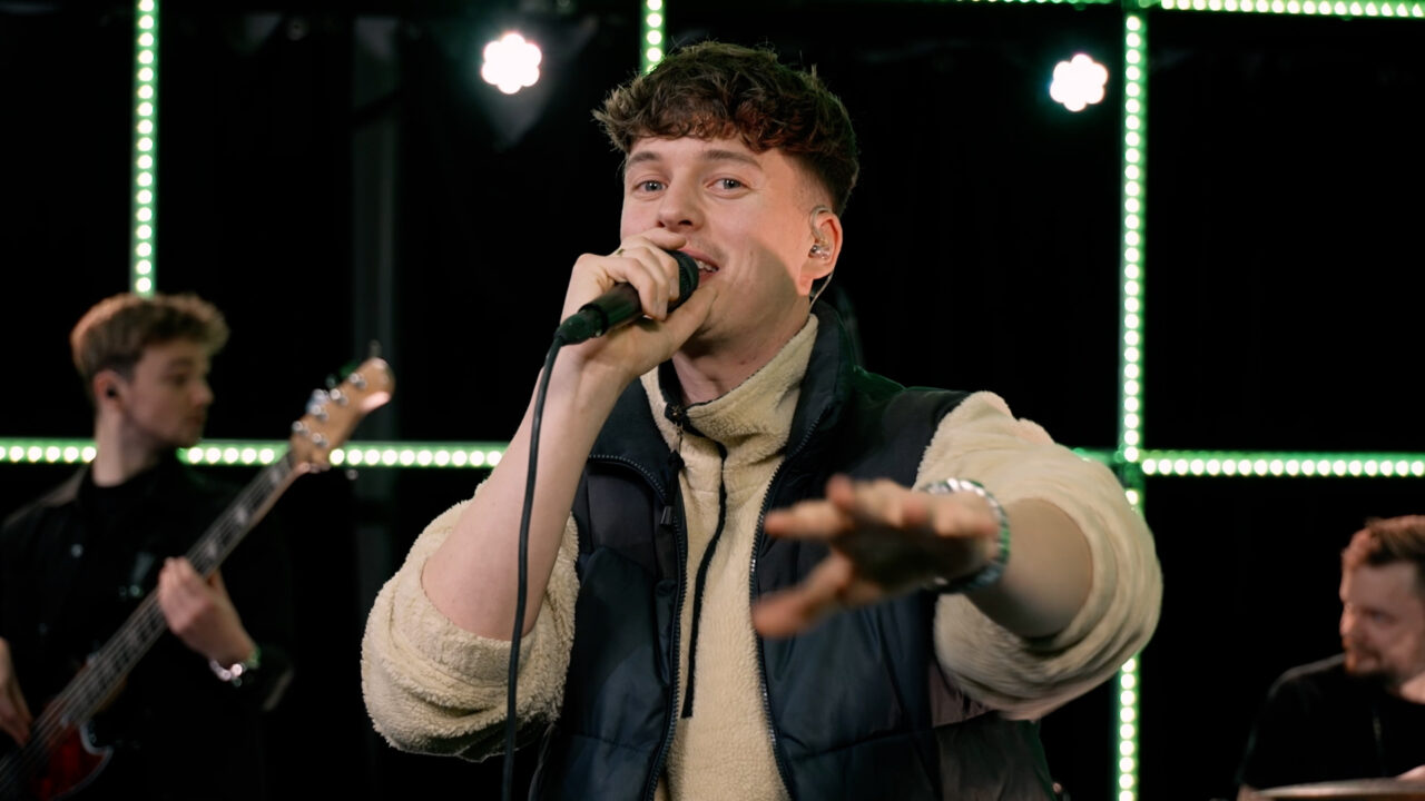 Pjotr verrast met zijn nieuwe groovy single ‘In Het Licht’ in de 3FM Live Box | NPO 3FM