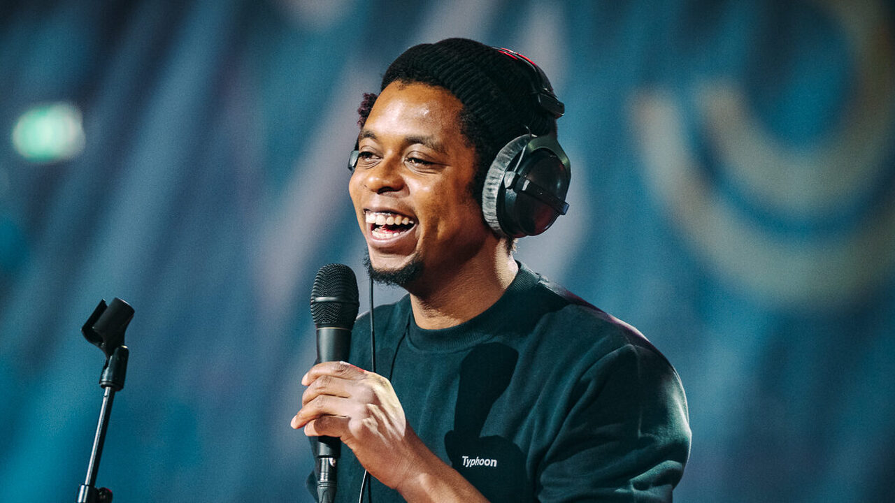 Typhoon wint prijs met rap voor Klokhuis over stotteren | NPO 3FM