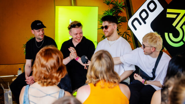 3FM Backstage: Only The Poets verrassen fans met Q&A | NPO 3FM