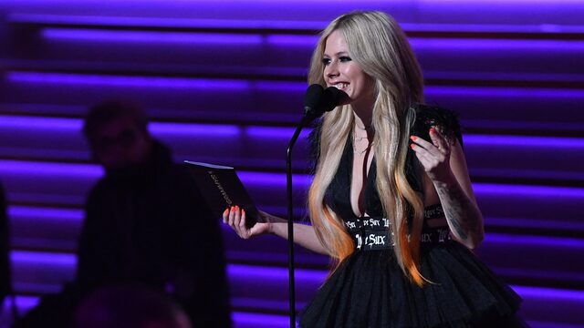 Avril Lavigne covert 'Hello' van Adele | NPO 3FM
