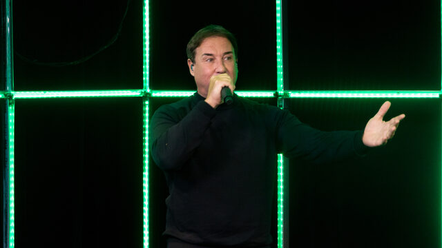 Zanger Alex zingt 'Een Bossie Rooie Rozen' voor 3FM 00's Request | NPO 3FM