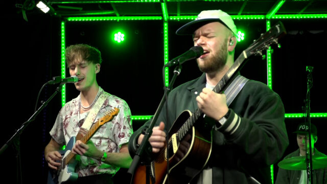 Hiigo confronteert met tranentrekkende teksten in de 3FM Live Box | NPO 3FM