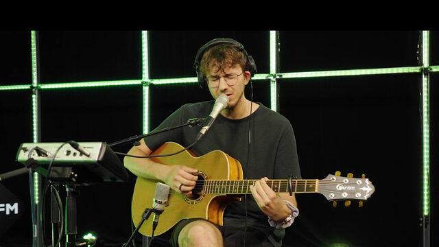 Ben Forte ontroert met een cover van 'In Your Arms' van Chef'Special in ...