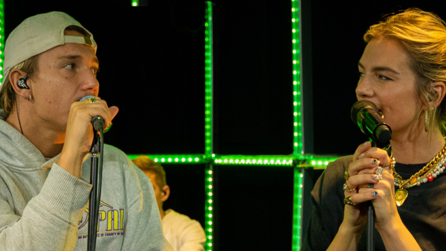 Maan doet het 'Stiekem' met Goldband in de 3FM Live Box | NPO 3FM