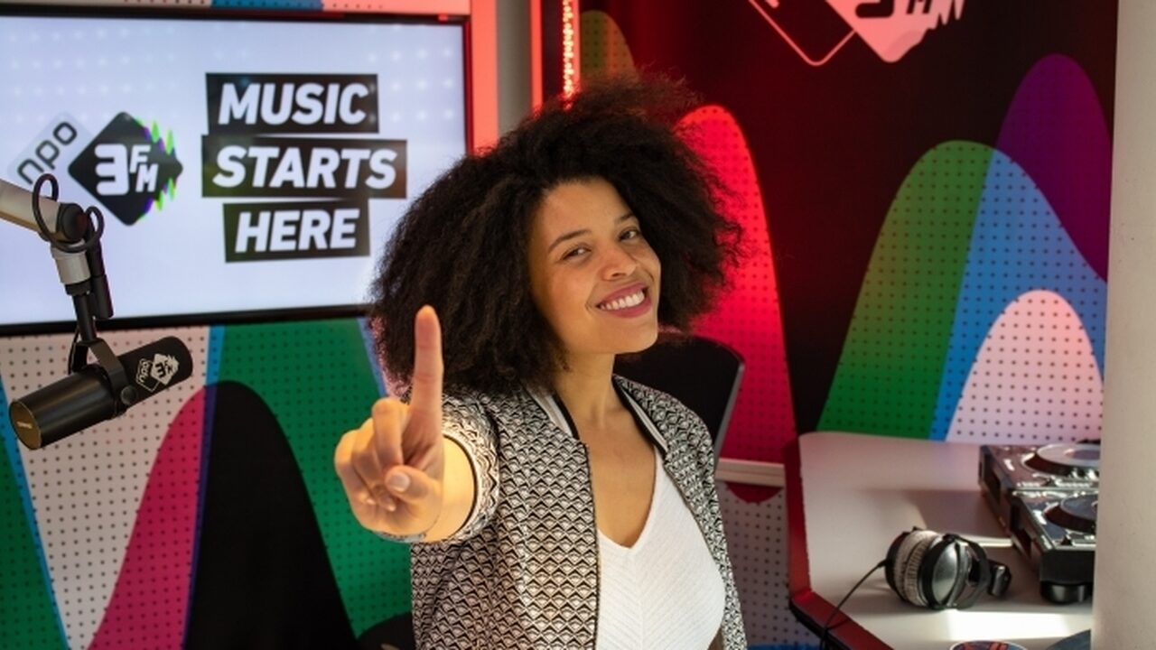 Welke track draaiden de 3FM-dj's voor het eerst op de radio? | NPO 3FM