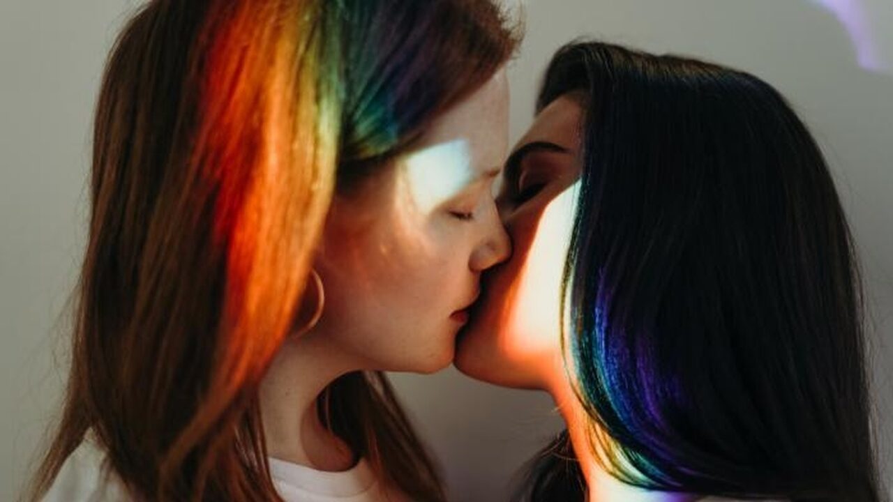 Isabella (24) valt op mannen en vrouwen: 'Opeens was ik een fake lesbian' | NPO 3FM