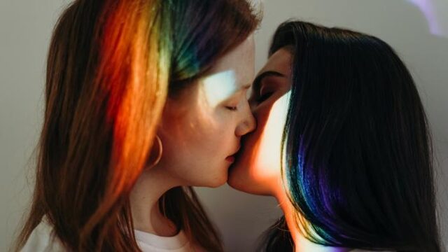 Isabella (24) valt op mannen en vrouwen: 'Opeens was ik een fake lesbian' | NPO 3FM