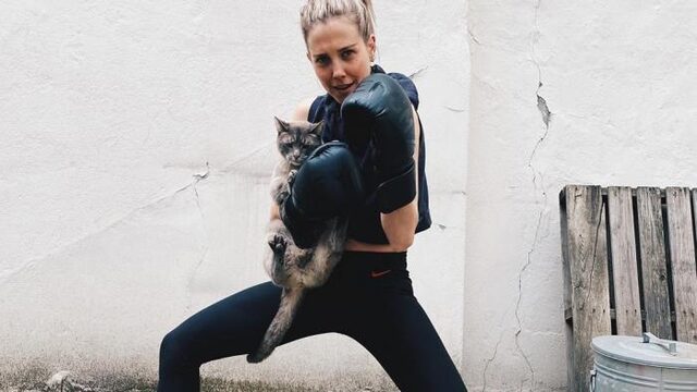 Nellie Benner vecht tegen onbewust racisme in podcast Wat Je Niet Leert ...