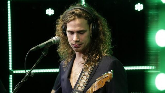 Lucas Hamming speelt zijn nieuwe single 'Falling' in de 3FM Live Box ...
