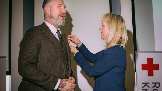 Eric Corton ontvangt Kruis van Verdienste | NPO 3FM