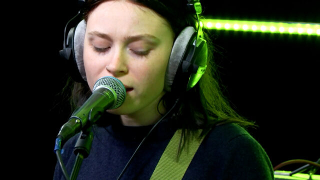 Amerikaanse indierockband Momma speelt hun nieuwste single in de 3FM ...