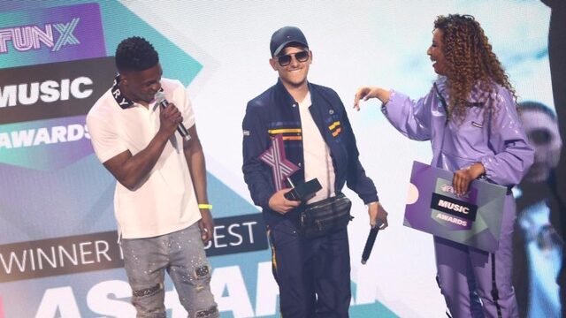 Ashafar wint award voor Next Best: "Die gaat op mijn nachtkastje!" | FunX