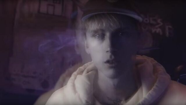 VIDEO: Machine Gun Kelly eert overleden Chester Bennington met ...