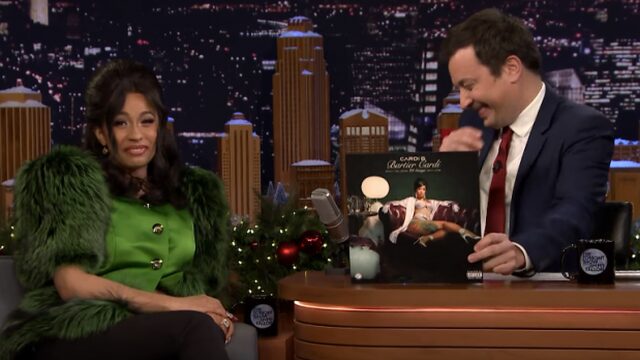 Cardi B laat Jimmy Fallon lachen in raar interview | FunX