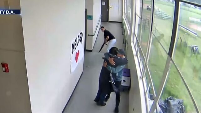 Student met shotgun tegengehouden door knuffel van coach | FunX
