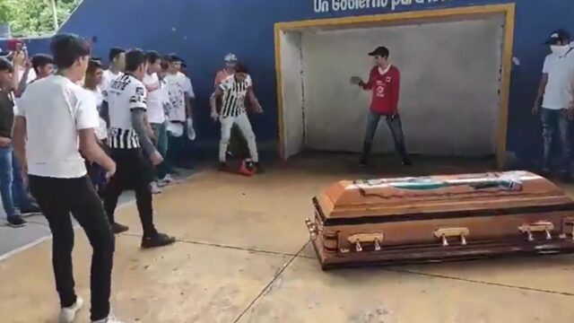 Vrienden van doodgeschoten tiener (16) laten hem voor het laatst scoren ...