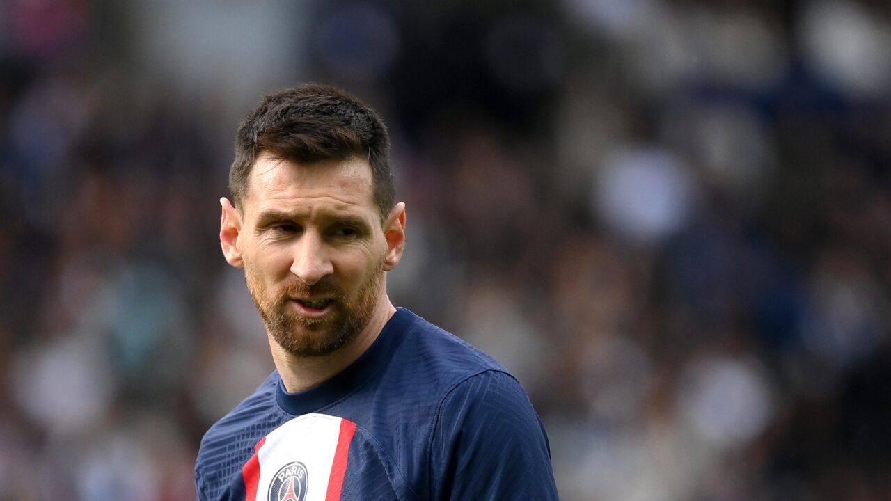Lionel Messi traint weer bij PSG na schorsing van twee weken | FunX