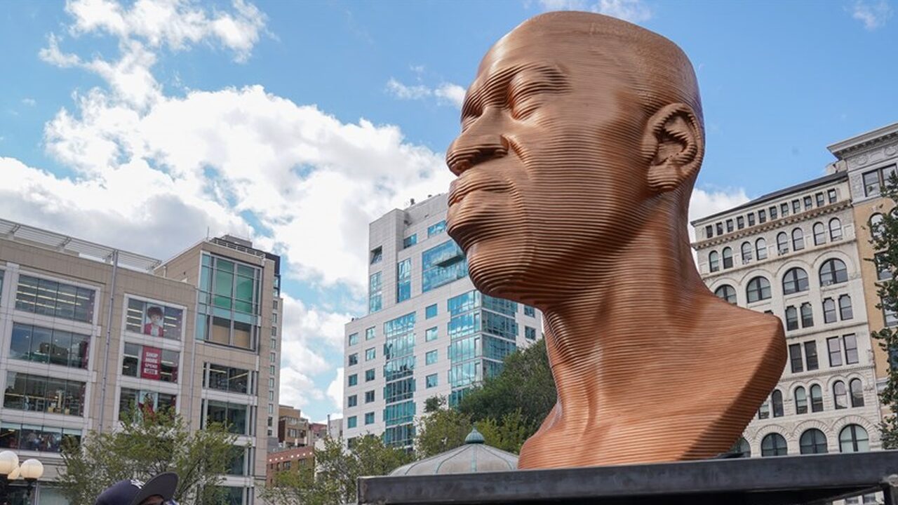 Standbeeld George Floyd twee dagen na onthulling besmeurd met verf | FunX