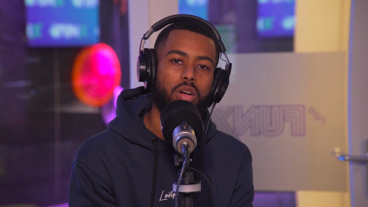 Kevv performt laid back tunes in het Papiaments tijdens sessie | FunX