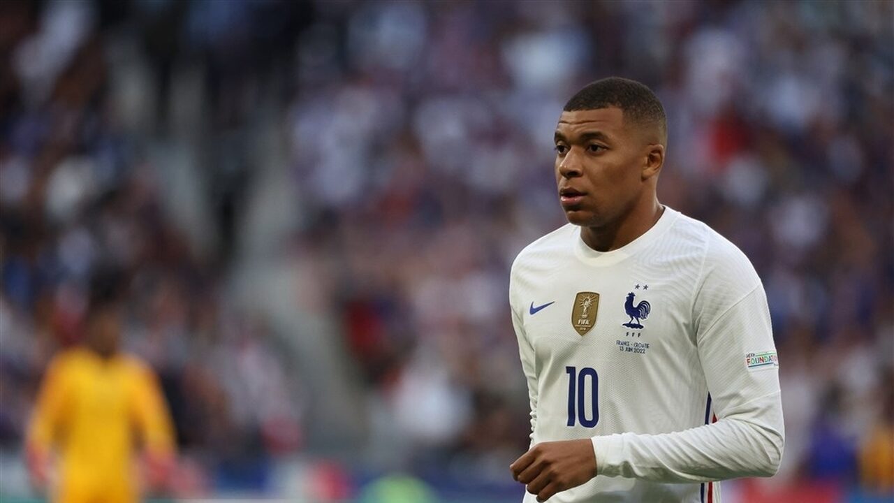 Mbappé overwoog te stoppen bij Frans elftal vanwege racisme na gemiste ...