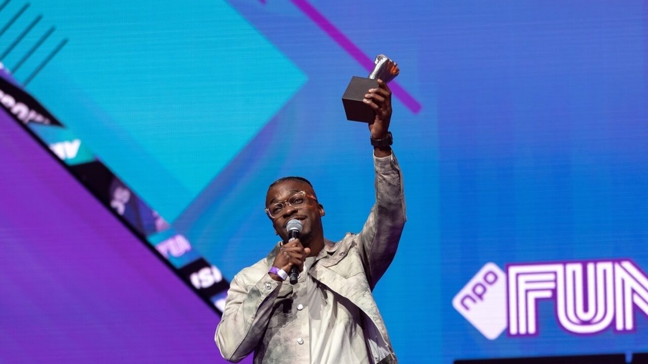 Défano Holwijn wint Power Award voor mooie daden met FC Avondklok | FunX