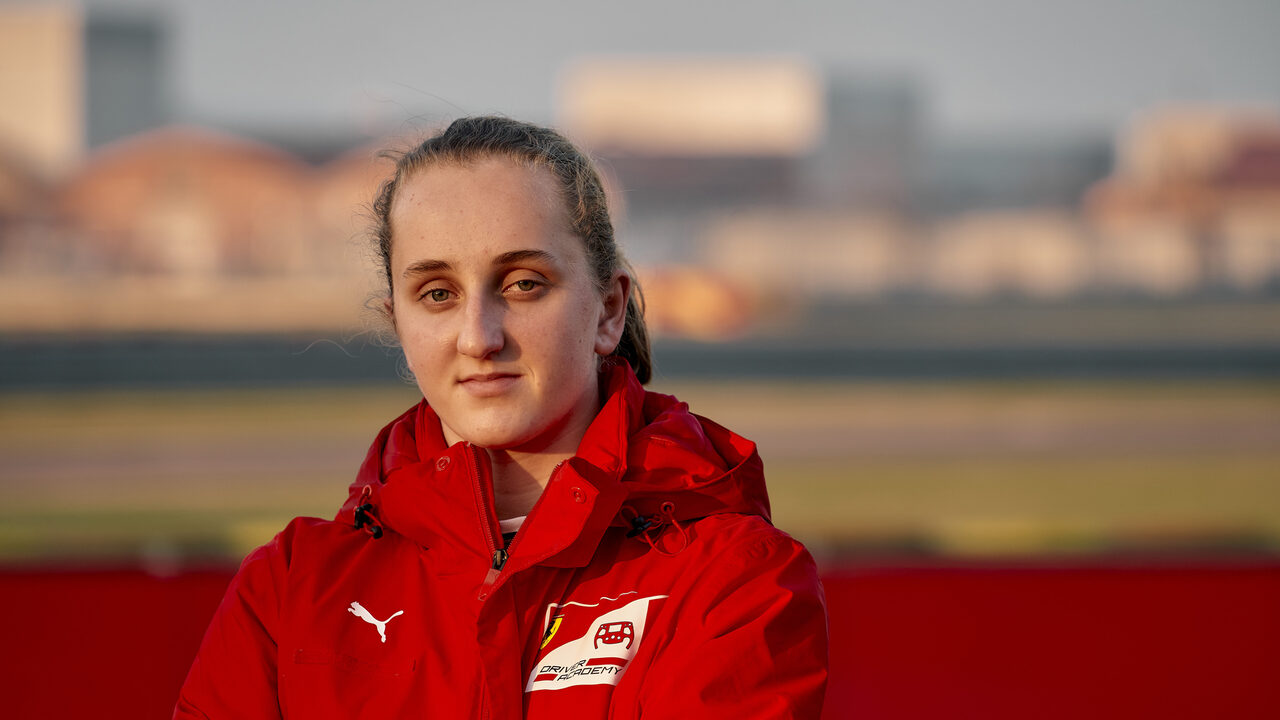 Maya (16) is eerste vrouwelijke coureur ooit in Ferrari-opleiding - FunX.nl