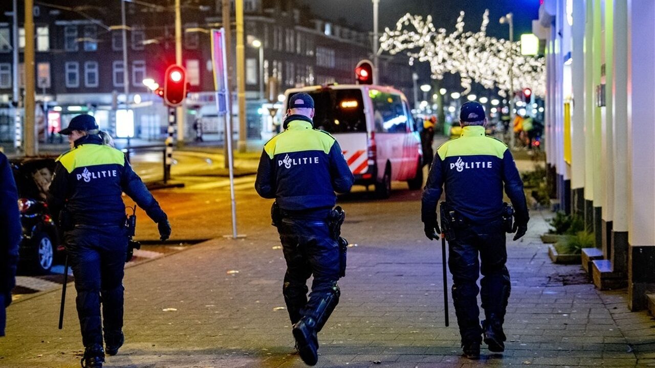 Politie Rotterdam biedt persfotograaf excuses aan voor hardhandige behandeling - FunX.nl