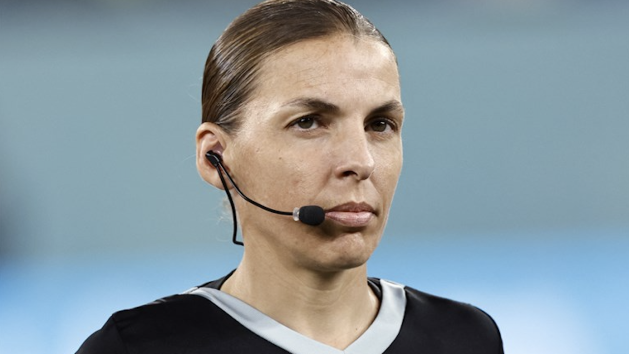 Vanavond fluit de eerste vrouwelijke scheidsrechter op een WK: "Het is ...