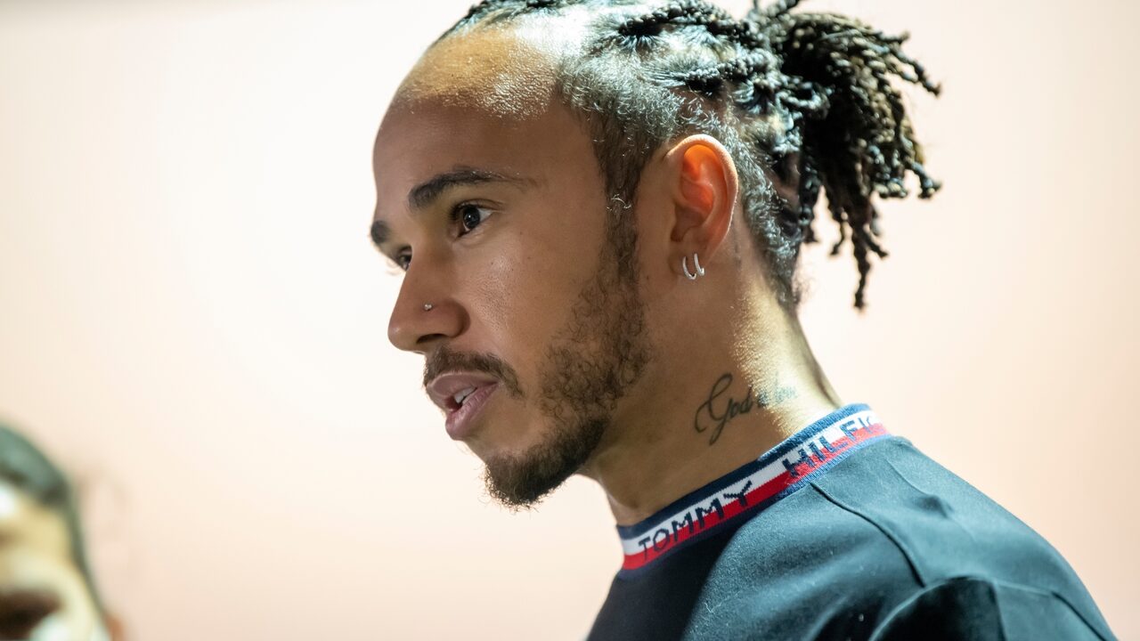 Lewis Hamilton wil met bod op Chelsea voetbalsport diverser maken | FunX