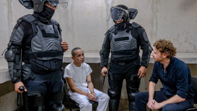 Ewout bezoekt grootste gevangenis ter wereld in El Salvador | FunX