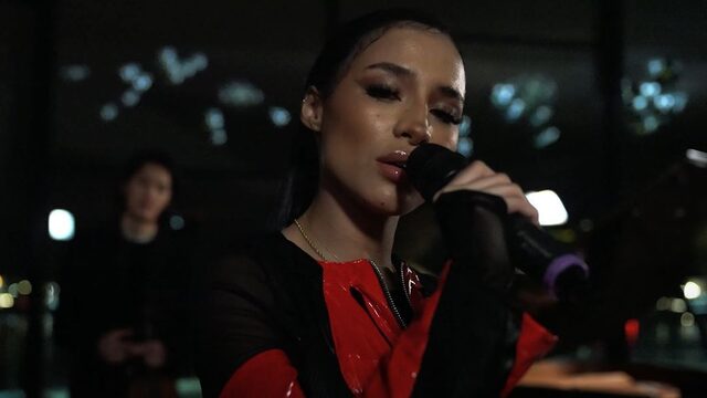 Yade Lauren deelt akoestische versie van hitsingle 'In De Nacht' | FunX