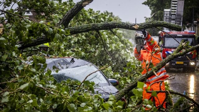 Storm Poly raast over het land: code rood, afgesloten snelwegen en een ...