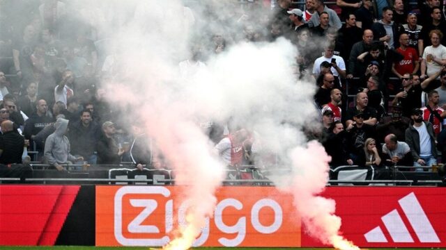 Ajax - Feyenoord definitief gestaakt door vuurwerkincidenten - FunX.nl