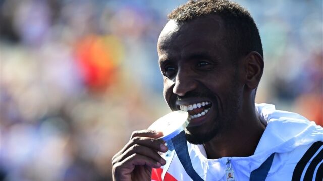 Bashir Abdi kwam bijna te laat voor marathon Olympische Spelen: “Ik moest met de Uber” | FunX