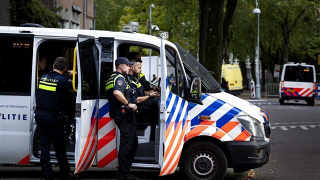 OM eist celstraf tegen verdachte (19) Ajax- Maccabi Tel Aviv-rellen: "Hij had een Cobra 6 op zak ...