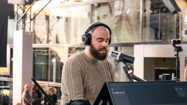 Derek Otte eert aardbevingsslachtoffers met spoken word: "Zo veel ...