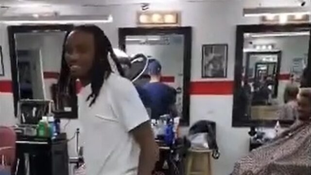 Kapper kickt klant uit stoel zodra Migos-rapper Quavo arriveert | FunX