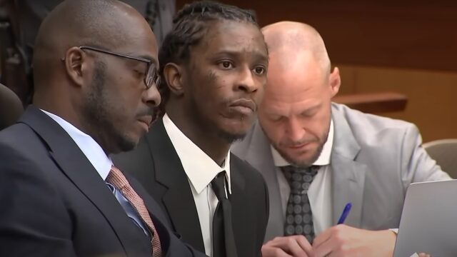Zitting Young Thug onderbroken nadat naakte mannen in beeld komen via ...