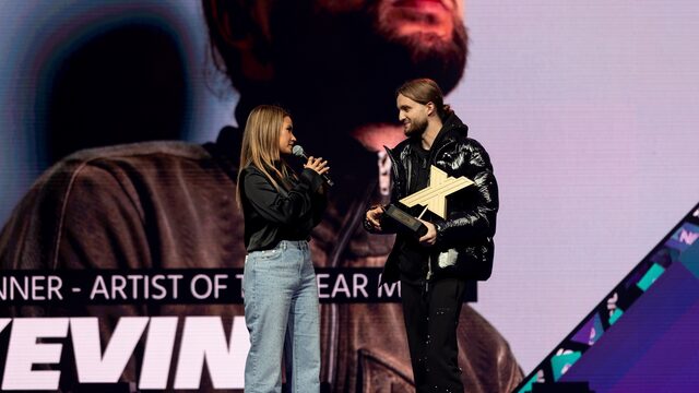 Kevin pakt vier FunX Music Awards: "Het voelt lekker, ik heb hard ...