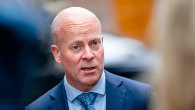 Knops, voorzitter NIVD, waarschuwt: ‘Defensie-industrie niet klaar voor ...