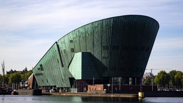 De spannende geschiedenis van museum NEMO: 100 jaar oud, meermaals op ...