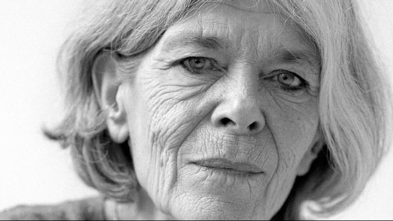 Anna Enquist: 'Je houdt toch altijd het kleine kind dat je was in je ...