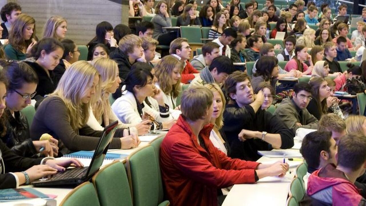Vaste baan, samenwonen, kinderen krijgen: twintigers doen alles later ...