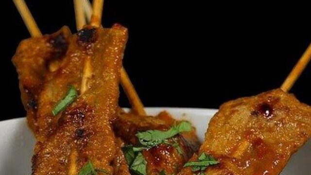 Saté, we eten het helemaal verkeerd in Nederland | NPO Radio 1