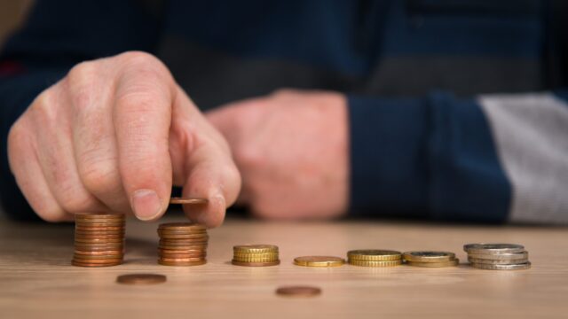 'Schrijnende' ontwikkeling van mensen met baan die onder armoedegrens leven: 'Verstrengeld in ...