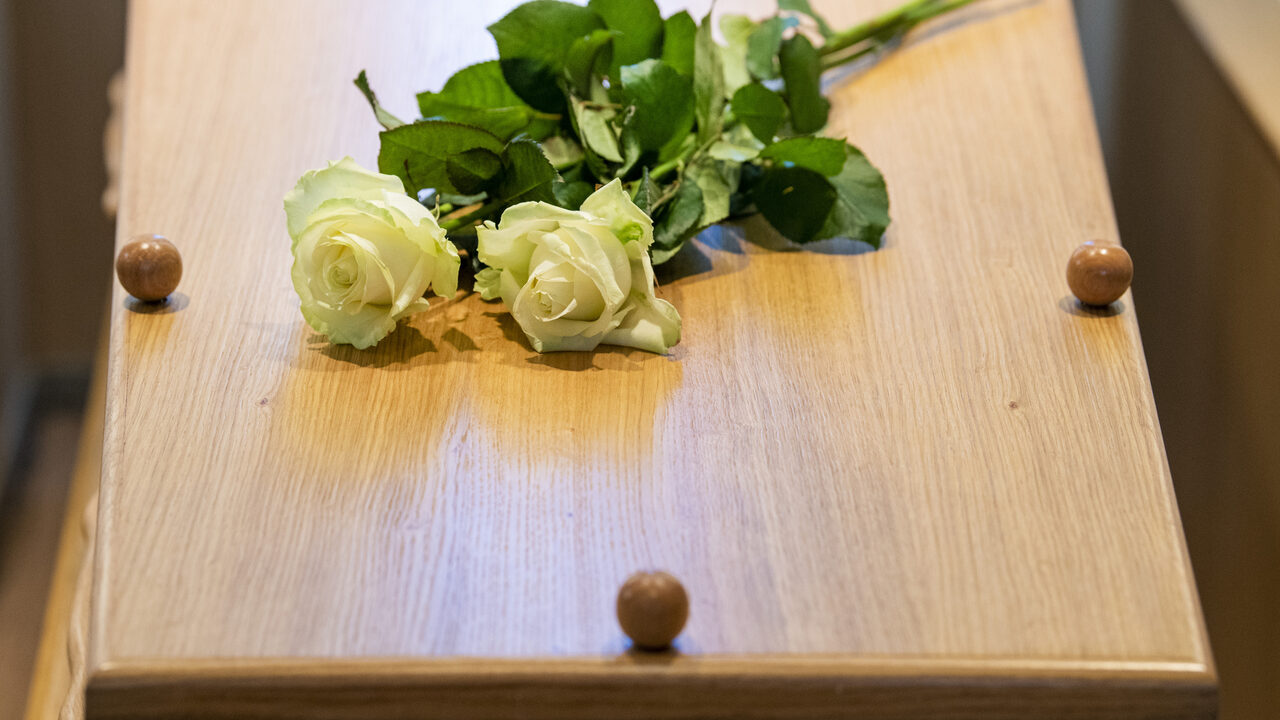 ‘Overleden mensen liggen langer onopgemerkt dood in huis door corona ...