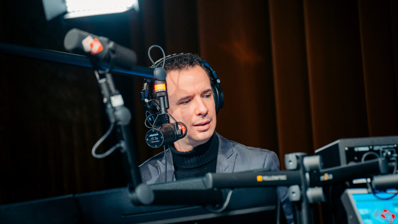 Bart Arens hoor je met Aan De Slag! live vanuit Liverpool tijdens het ...