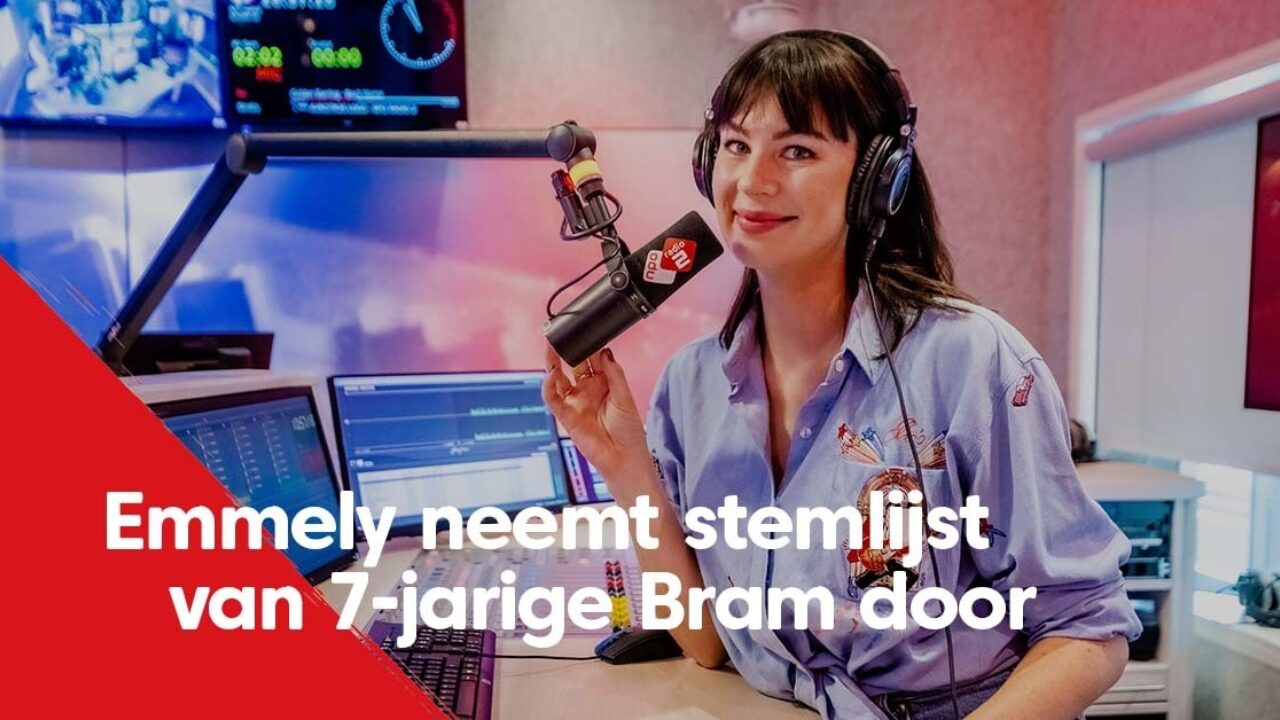 Emmely belt Bram (7) over zijn stemlijstje voor de NPO Radio 2 Top 2000